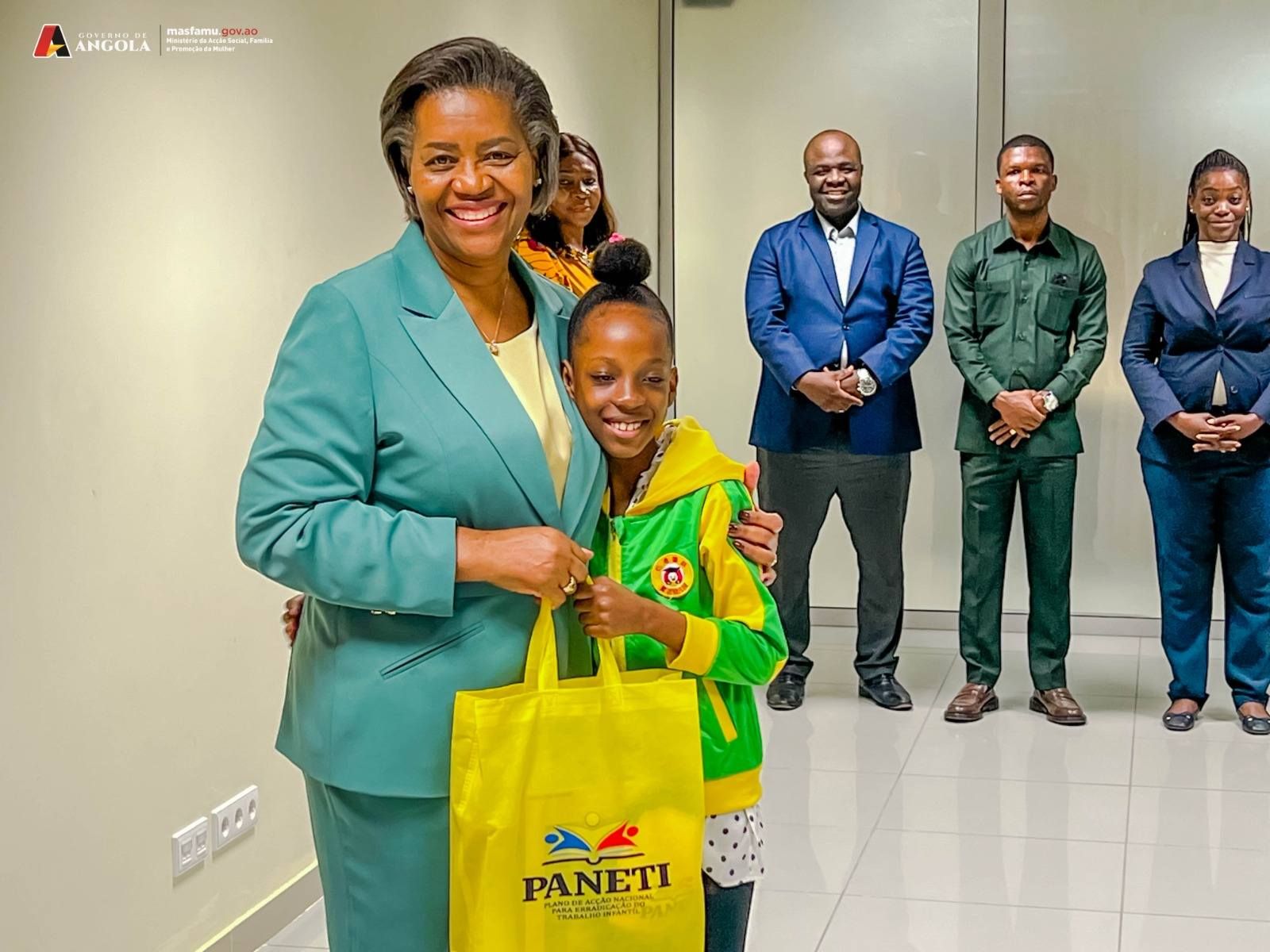 MINISTRA INCENTIVA CRIANÇAS DO PANETI COM FERRAMENTA TECNOLÓGICA ...