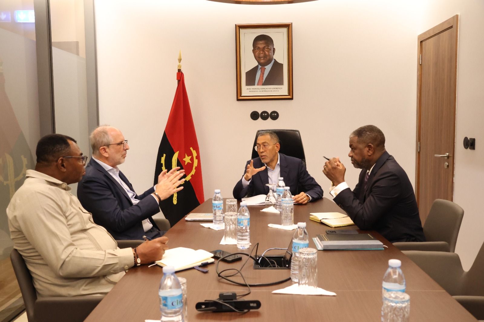 MINISTRO RECEBE CEO DA AZULE ENERGY - Portal - mirempet.gov.ao