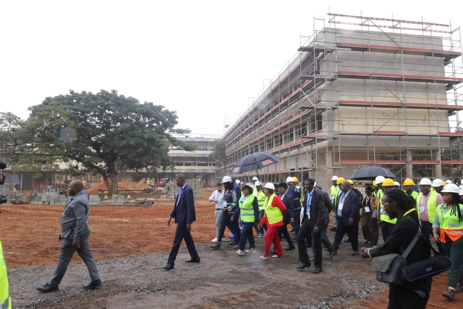 VPR avalia obras de reabilitação e ampliação de escolas de Luanda ...