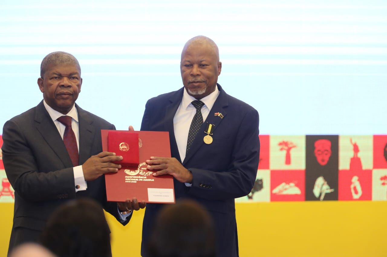 Filomeno Manaças e Guilhermino Alberto condecorados pelo Chefe de ...