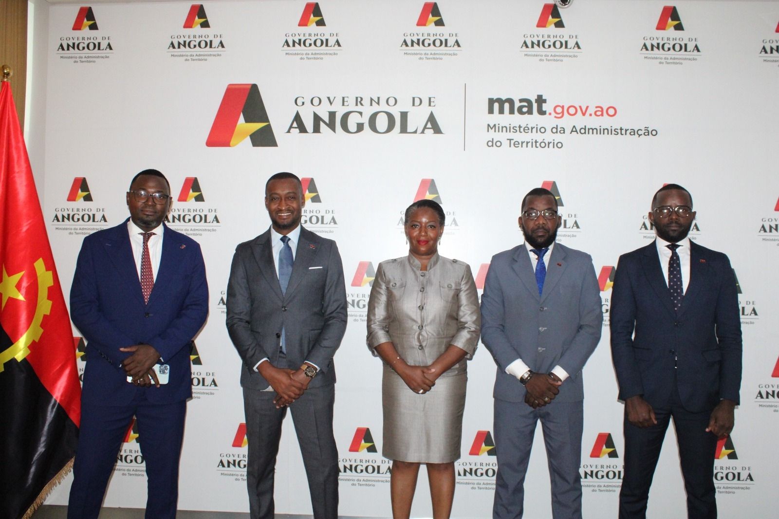 MINISTRO DA ADMINISTRAÇÃO DO TERRITÓRIO CONFERE POSSE AOS NOVOS MEMBROS ...